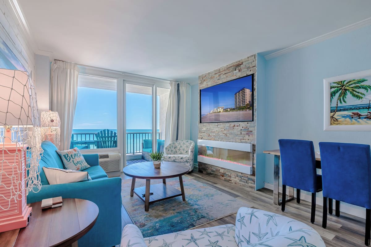 Deluxe Condo, 1 Bedroom, Ocean View, Oceanfront (1005) | Área de estar | TV, DVD player