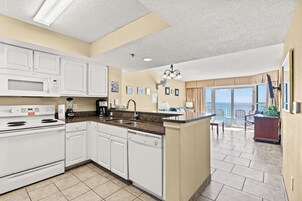 Condo, 2 Bedrooms, Balcony, Oceanfront (1732) | Cozinha privada | Um frigorífico, um micro-ondas