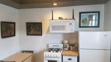 Quarto Clássico, 1 cama de casal | Cozinha privada | Um frigorífico, um micro-ondas, uma cafeteira/bule