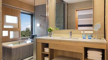 Um chuveiro fixo, artigos de higiene pessoal grátis