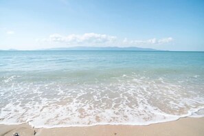 Na praia, espreguiçadeiras