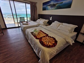 Villa (Seafront) | Minibar, cofre no quarto, roupa de cama fornecida