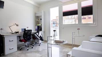 Suíte, terraço | 1 quarto, cofres nos quartos, escrivaninha, cortinas blackout