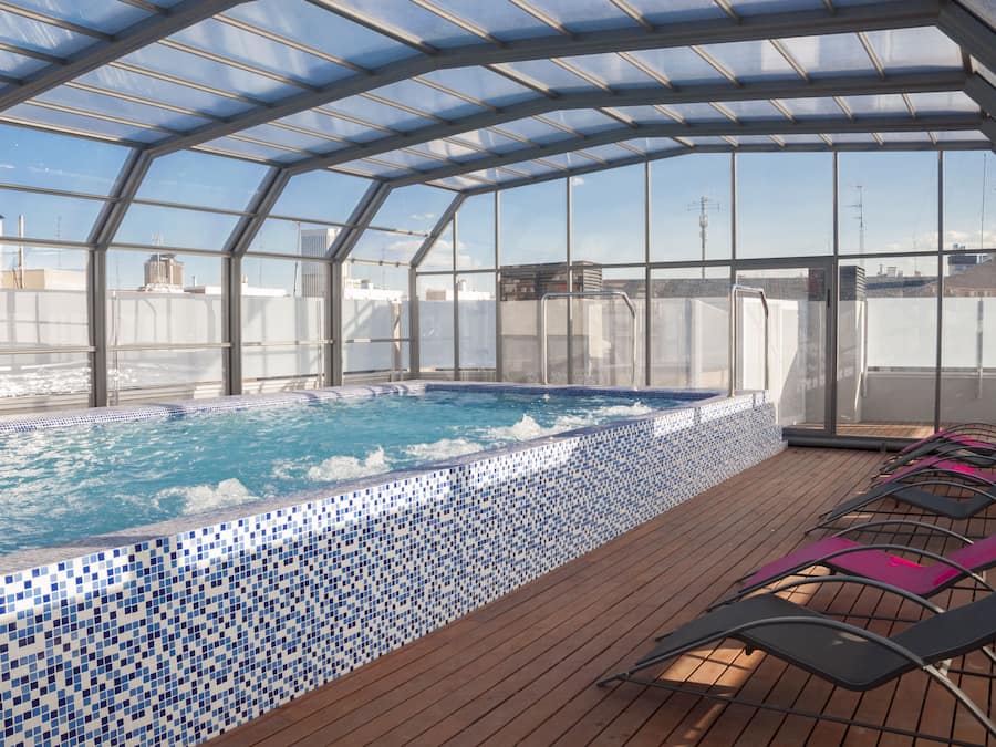 Piscina interna, espreguiçadeiras