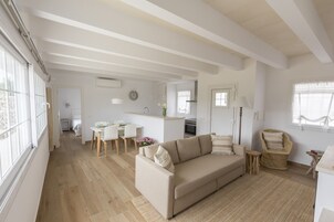 Apartamento, 2 quartos | Área de estar | Smart TV 43 polegadas com canais a cabo, TV
