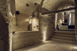 Suite-Estúdio Exclusiva | Roupa de alta qualidade, minibar, cofre no quarto, Wi-fi grátis 