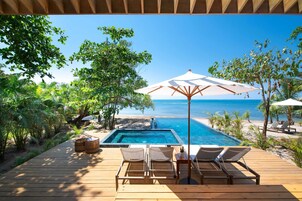 Piscina exterior, espreguiçadeiras 