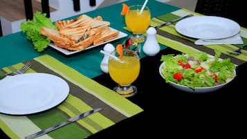Café da manhã continental todos os dias (USD 5 por pessoa)