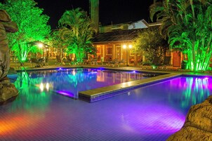 2 piscinas externas, funciona das 9h às 21h, espreguiçadeiras