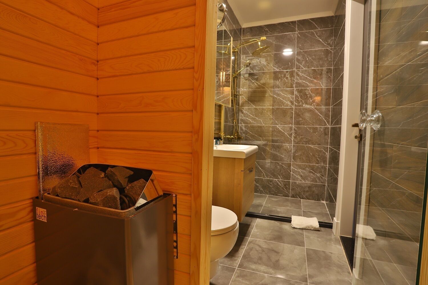 Quarto Lua de Mel | Casa de banho | Produtos de higiene exclusivos, um secador de cabelo, chinelos, champô 