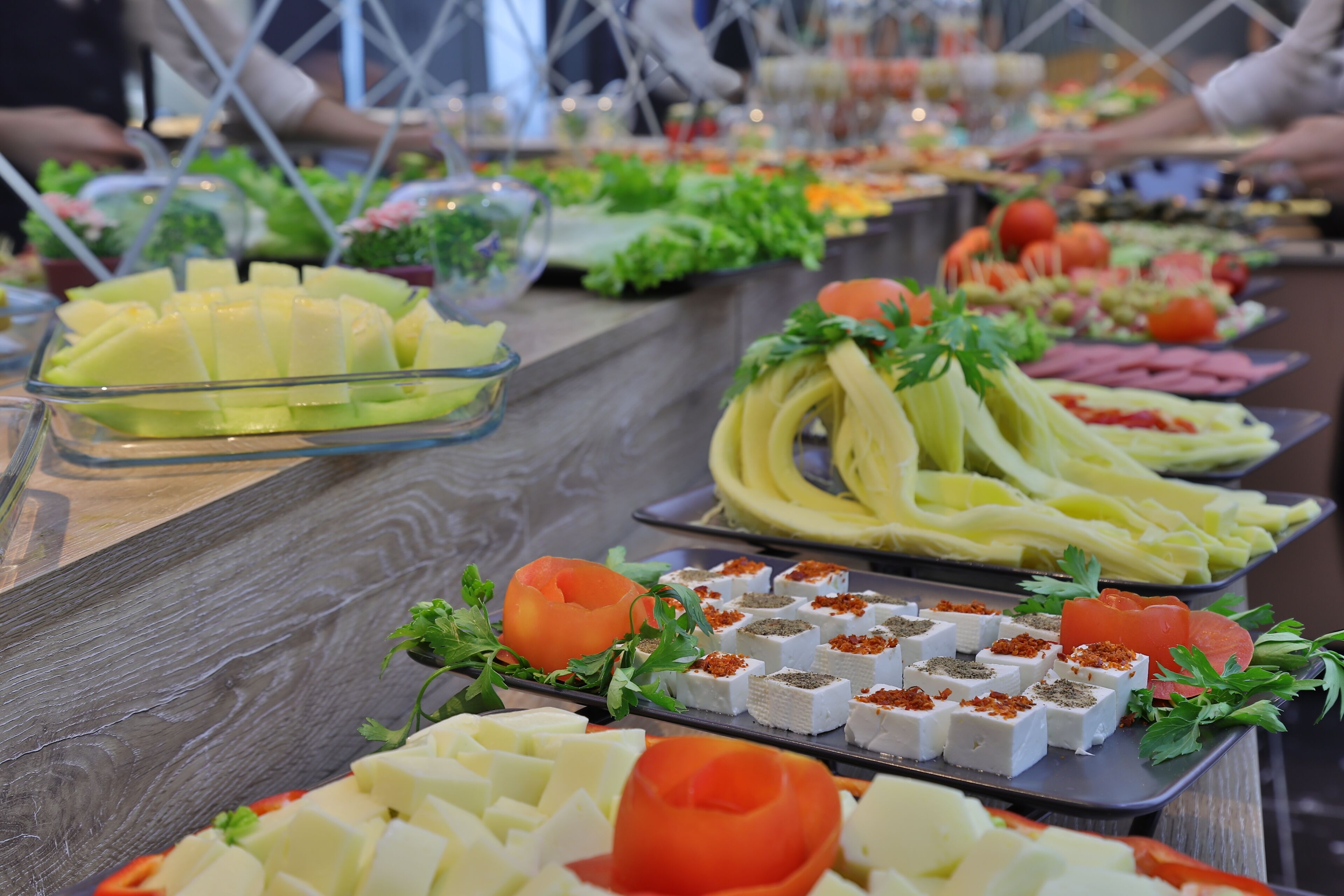 Uma mesa de buffet com diversos alimentos.