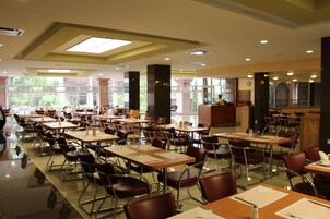 Pequenos-almoços servidos, cozinha local e internacional 