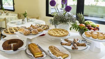 Café da manhã completo grátis todos os dias