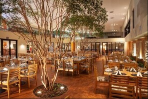 3 restaurantes, é servido café da manhã