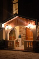 Fachada da propriedade à noite