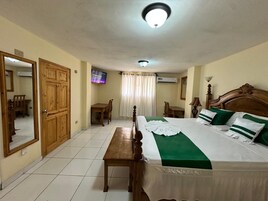 Suíte estúdio presidencial, para não fumantes | Roupas de cama premium, edredons de pluma, escrivaninha