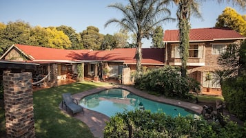 Piscina externa, guarda-sóis, espreguiçadeiras