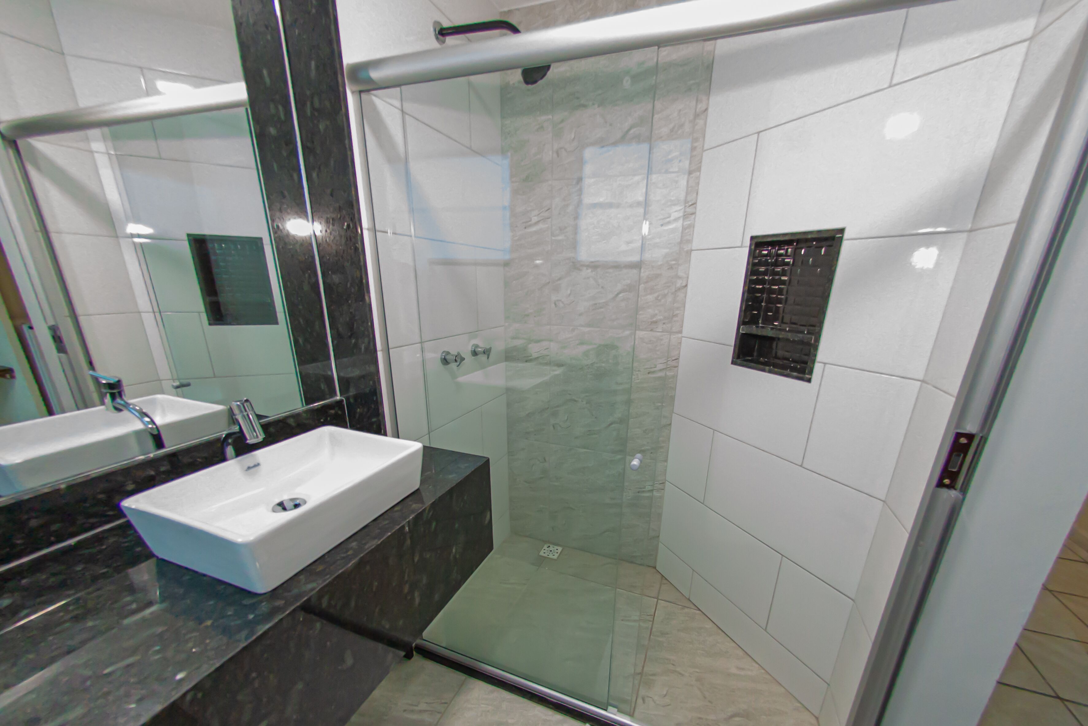 Chuveiro, toalhas de banho, sabonete, shampoo