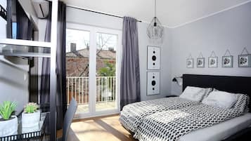 Quarto casal, sacada | Área de estar | TV de tela plana