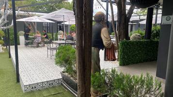 3 restaurantes, é servido café da manhã