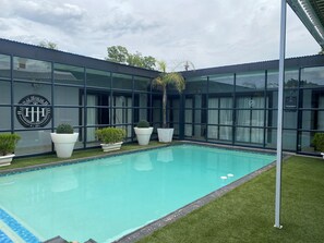 Piscina exterior, da(s) 8:00 à(s) 20:00, guarda-sóis, espreguiçadeiras