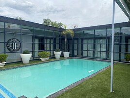 Piscina exterior, da(s) 8:00 à(s) 20:00, guarda-sóis, espreguiçadeiras 