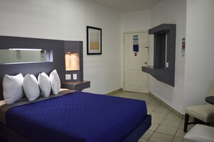 Quarto standard, 1 cama Queen | Individualmente mobiliados, ferros/tábuas de passar roupa