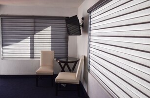 Quarto standard, 1 cama Queen | Individualmente mobiliados, ferros/tábuas de passar roupa