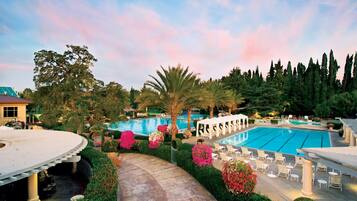 Piscina exterior, espreguiçadeiras