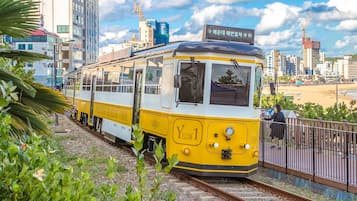 Um elétrico amarelo e branco com