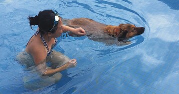 Piscina externa, espreguiçadeiras