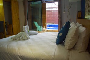 Junior Suite, Pool Access | Cofre no quarto, camas desdobráveis, Wi-fi grátis