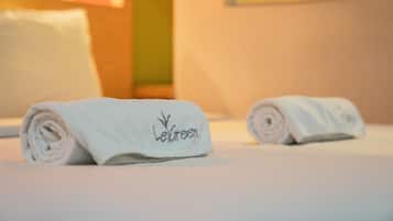 Escrivaninha, quartos à prova de som, Wi-Fi de cortesia, roupa de cama