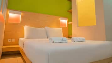 Escrivaninha, quartos à prova de som, Wi-Fi de cortesia, roupa de cama