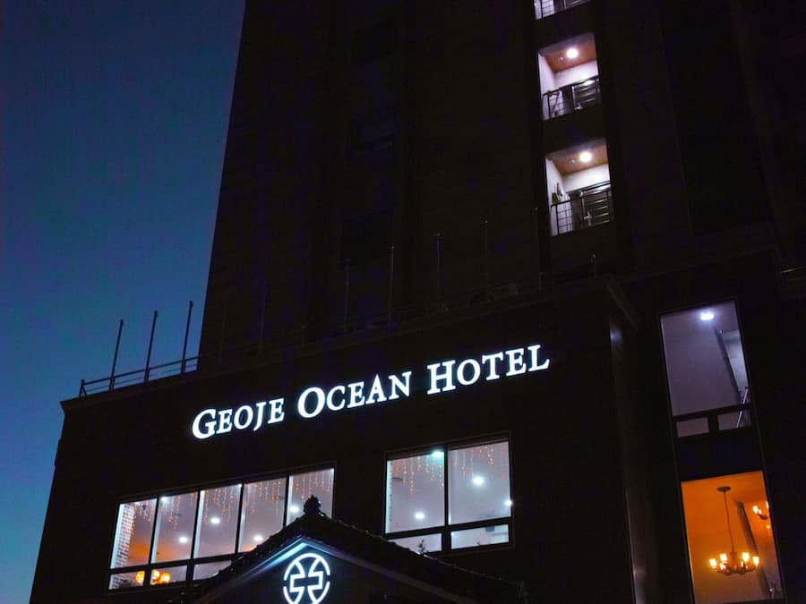 Fachada do alojamento (tarde/noite)