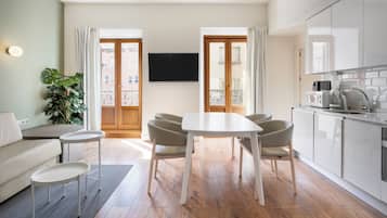 Apartamento Deluxe, Vista para a cidade | 1 quarto, roupa de alta qualidade, cofre com capacidade para portátil
