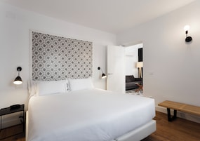 Apartamento Deluxe, 1 quarto | Roupa de alta qualidade, cofre com capacidade para portátil, secretária