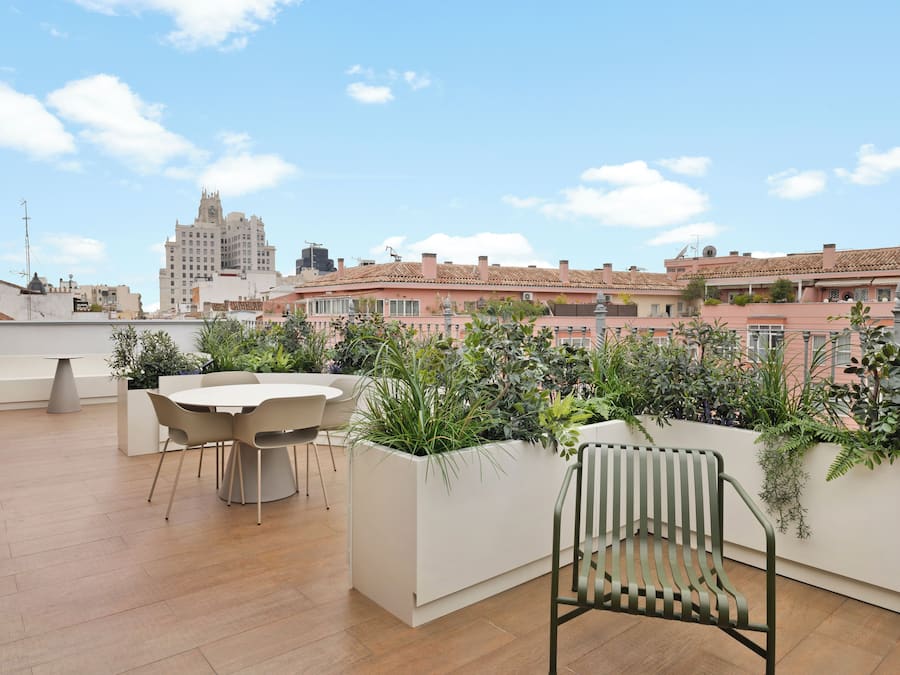 Penthouse, terraço, Vista para a cidade | Roupa de alta qualidade, cofre com capacidade para portátil, secretária