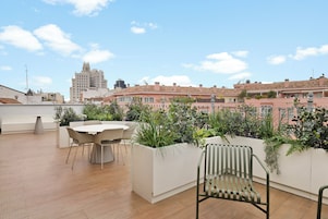 Penthouse, terraço, Vista para a cidade | Roupa de alta qualidade, cofre com capacidade para portátil, secretária