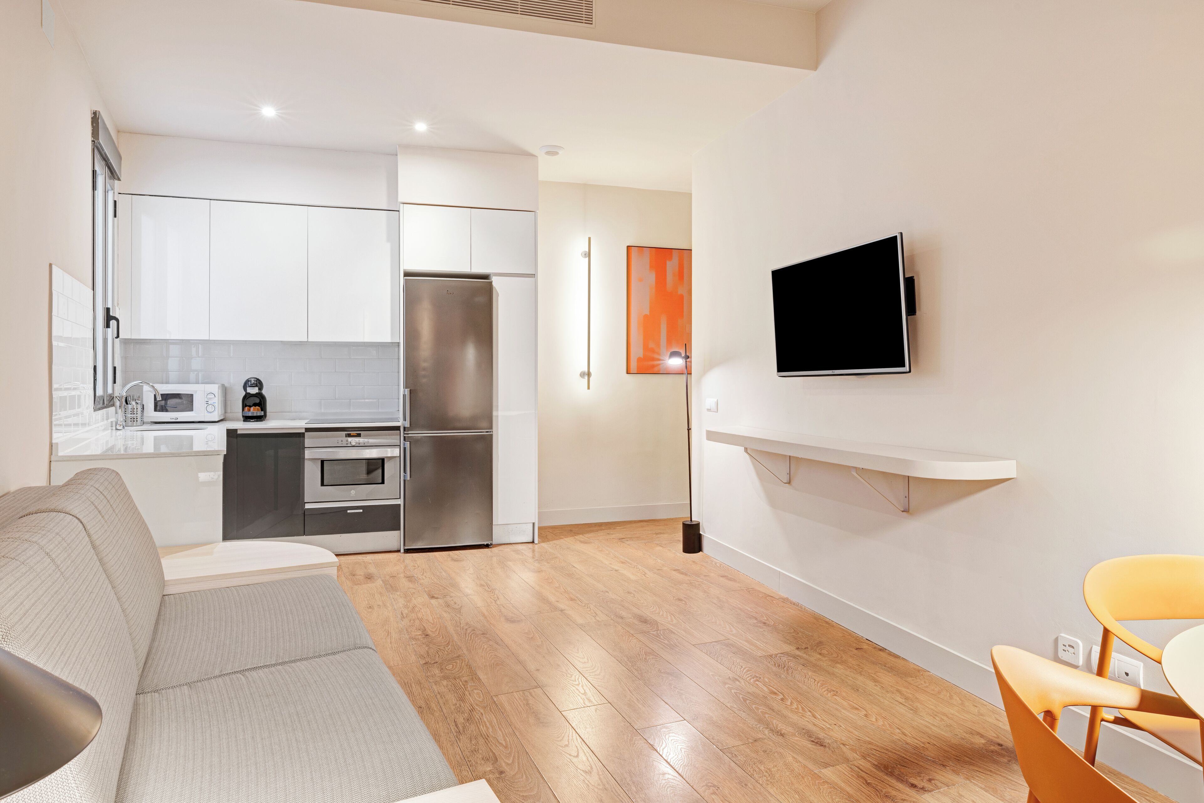 Apartamento Standard | Cozinha privada | Um frigorífico, um micro-ondas, um forno, uma máquina de lavar louça 