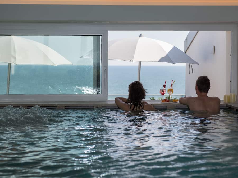 Piscina interior, uma piscina no terraço, guarda-sóis, espreguiçadeiras