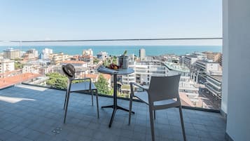 Quarto casal panorâmico, na torre | Edredons de pluma, cofres nos quartos, escrivaninha