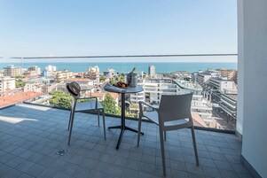 Quarto casal panorâmico, na torre | Edredons de pluma, cofres nos quartos, escrivaninha