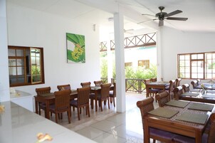 Geladeira grande, micro-ondas, fogão, cooktop