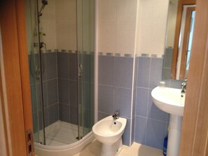 Apartamento, 3 quartos, terraço, vista para o mar (Lateral) | 2 quartos, ferros/tábuas de passar roupa, Wi-Fi de cortesia