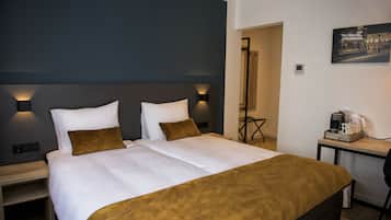 Quarto superior | Cofres nos quartos, escrivaninha, espaço de trabalho para notebook