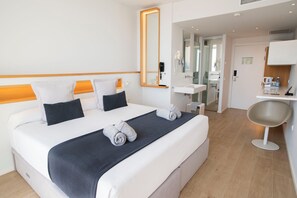 Quarto Duplo Standard | Comodidades da casa de banho | Um chuveiro fixo, artigos de higiene pessoal grátis 