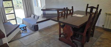 Pequenos-almoços, almoços, jantares servidos, cozinha regional