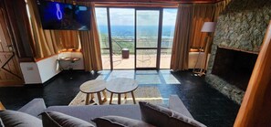 Bungalow, vista para o lago | Sala de estar | Televisor de ecrã plano de 32 polegadas com canais por cabo, televisor 