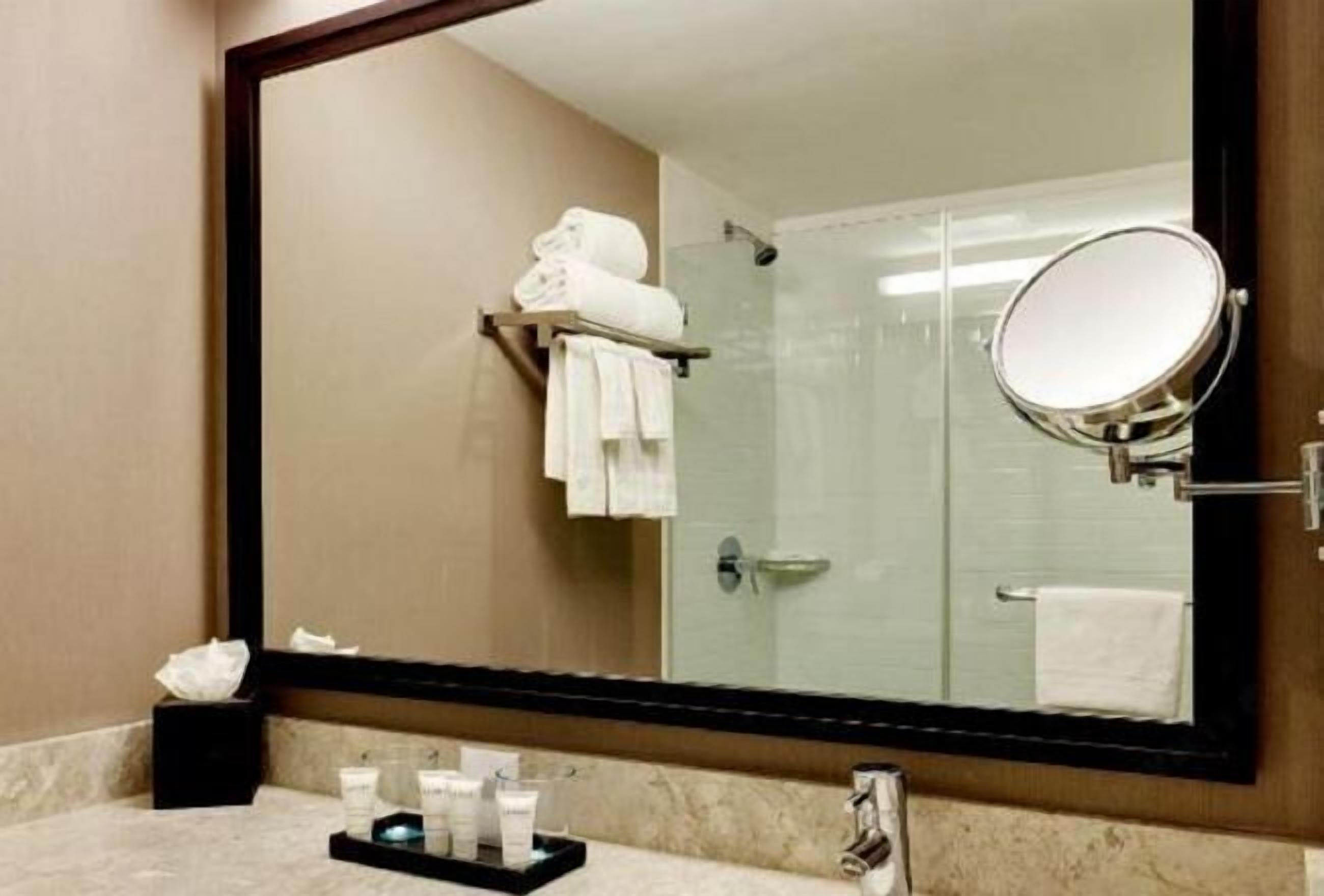 Banheiro | Chuveiro, produtos de toalete grátis, secador de cabelo 